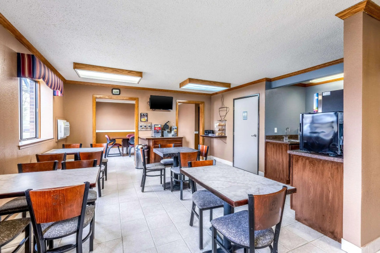 Econo Lodge Inn & Suites Auburn, Mi - Midland, MI