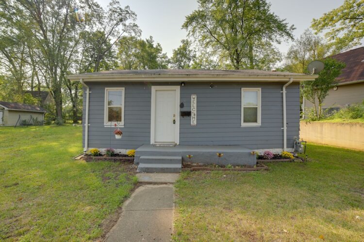 Riverside Niles Retreat W/ Fire Pit & Grill! - Dowagiac, MI