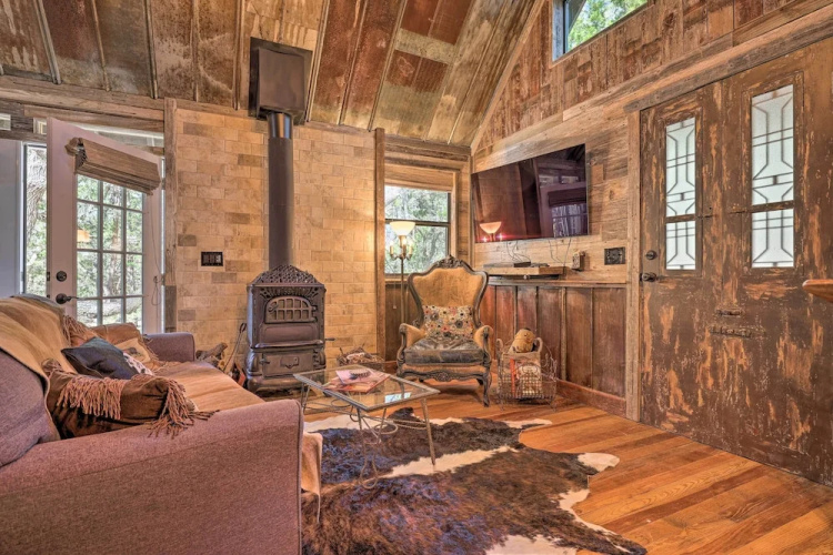 'Horse Thief Inn' Cabin Retreat W/ Deck & Hot Tub! - Wimberley, TX