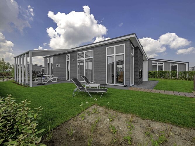 Modern Chalet On The Water At A Holiday Park - Zélande
