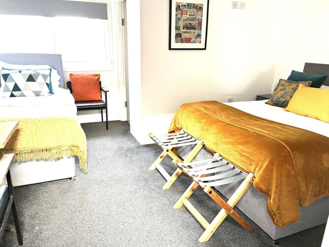 Duplex Barge Cinema Room 6 Ensuite Double-triple Bedrooms Great Social Spaces - Wirral