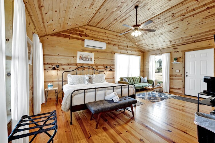 Rocky Ridge Cedar Cabin With Hot Tub & Amazing Views - Enchanted Rock State Natural Area, Fredericksburg