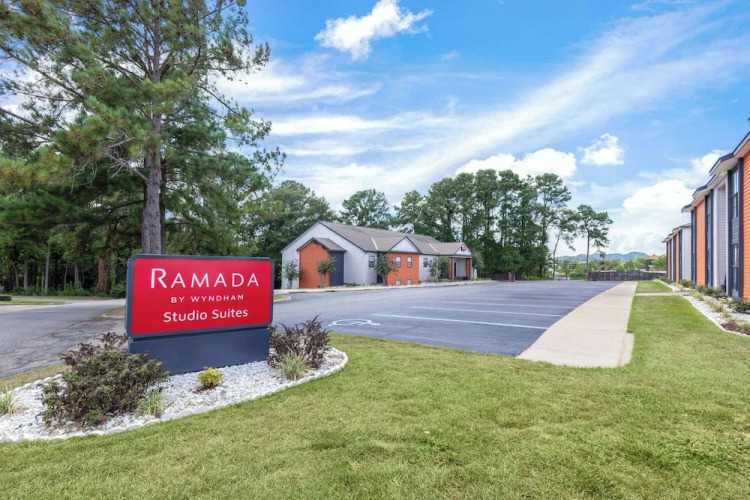Ramada By Wyndham Studio Suites Dothan - Dothan, AL