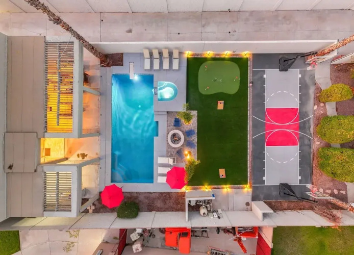 The Cardinal Walk To Stadium Pool Spa Sportcourt - 글렌데일