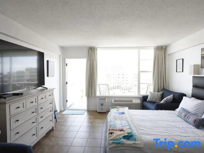 3 Beds Luxury Oceanfront Studio Ideal 4 Long Stay - Daytona Beach, FL