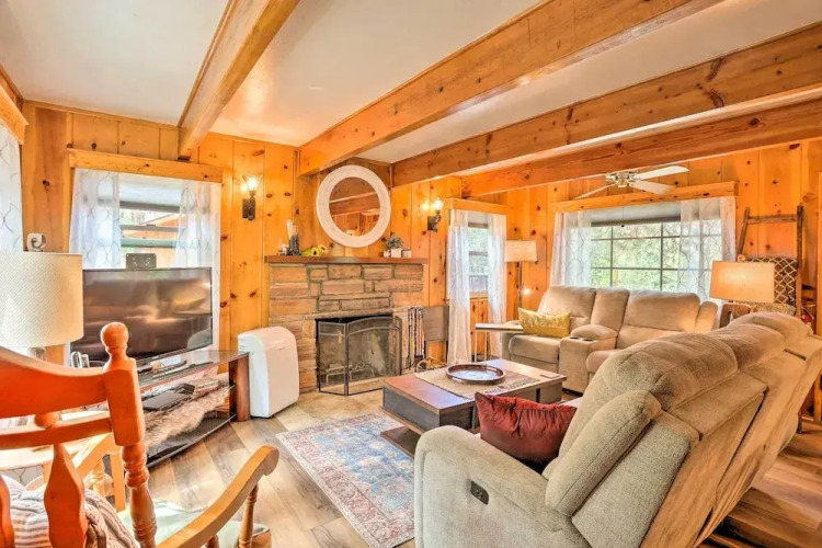 Wrightwood Cabin W/ Cozy Interior! - Wrightwood, CA