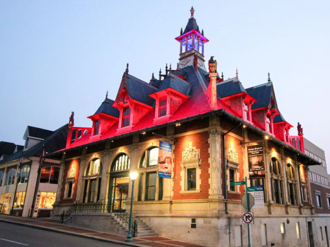 Holiday Inn Express & Suites Clarksville North - Clarksville, TN