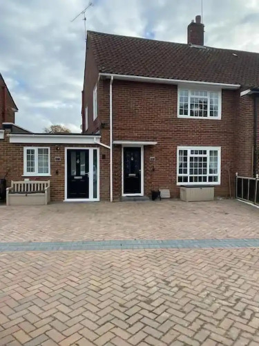 Hide Away House With Hot Tub And Driveway - Bracknell