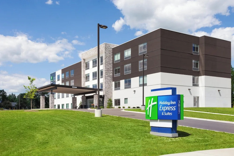 Holiday Inn Express & Suites Reedsburg - Dells Area - Wisconsin Dells, WI