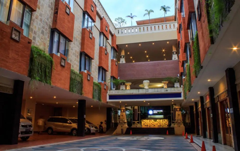 Famous Hotel Kuta - Bali