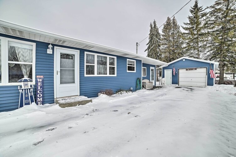 Cozy Houghton Lake Heights Cottage W/ Private Yard - Houghton Lake, MI