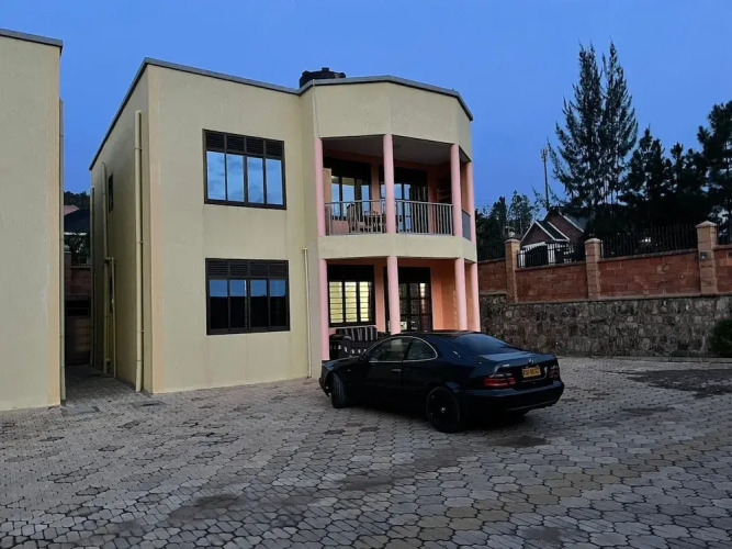 The Mugabi's Spacious Private Room - Kigali