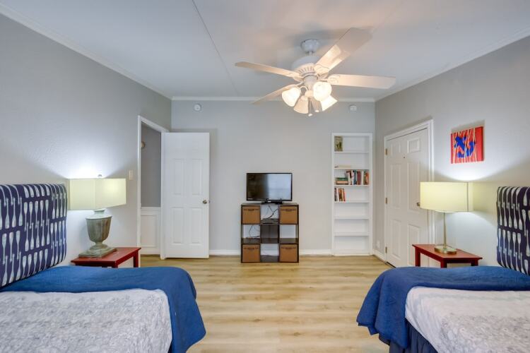 Cedar Creek Reservoir Vacation Rental W/ Boat Dock - Log Cabin, TX