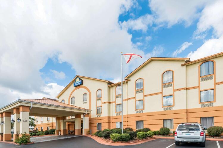 Days Inn & Suites By Wyndham Prattville-montgomery - Millbrook
