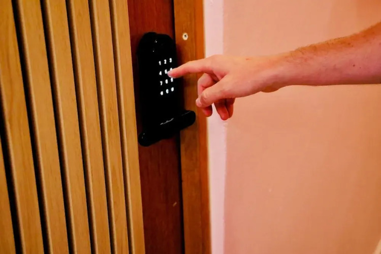 Room 8: Colorful Crash Pad Near Cerra Art - San Juan