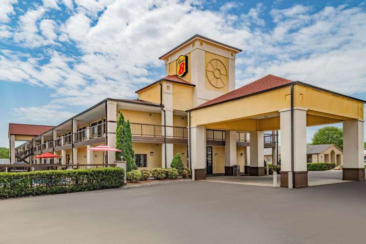 Super 8 By Wyndham Columbia - Columbia, TN
