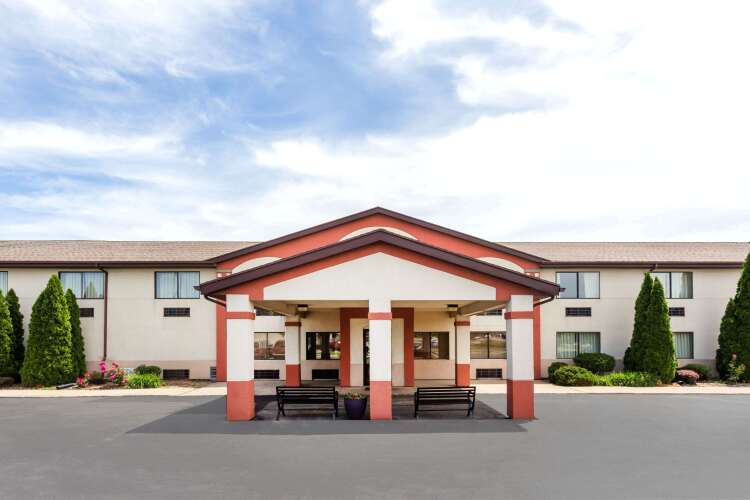 Super 8 By Wyndham Plymouth - Bremen, IN