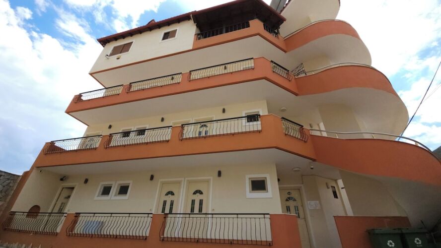 Friends House - Borsh Hotel - Qeparo
