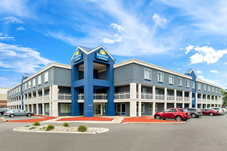 Days Inn & Suites By Wyndham Warren - Warren, MI