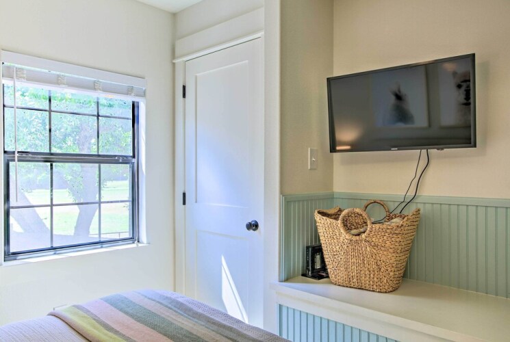 Beautiful Hill Country Cottage - Walk To Downtown! - Comfort, TX