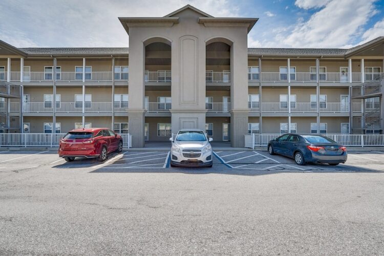 Lands End Condo W/ Resort Amenities & Porch! - Osage Beach, MO
