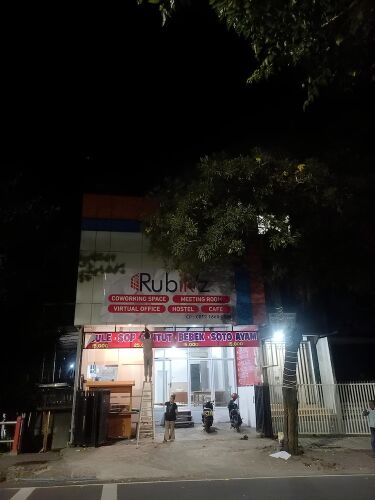Rubikz Hostel & Cafe - Surabaya