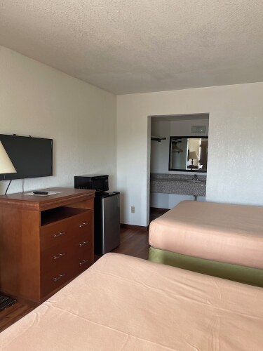 Relax Inn & Suites - Charleston, IL