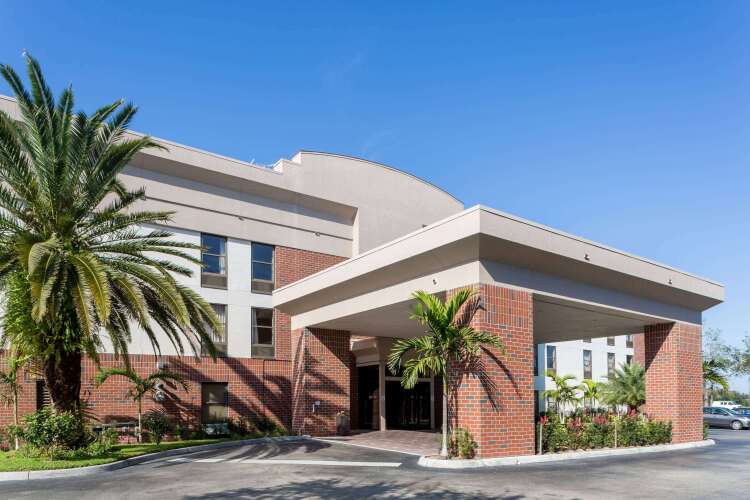Days Inn & Suites By Wyndham Fort Myers Near Jetblue Park - Estero, FL