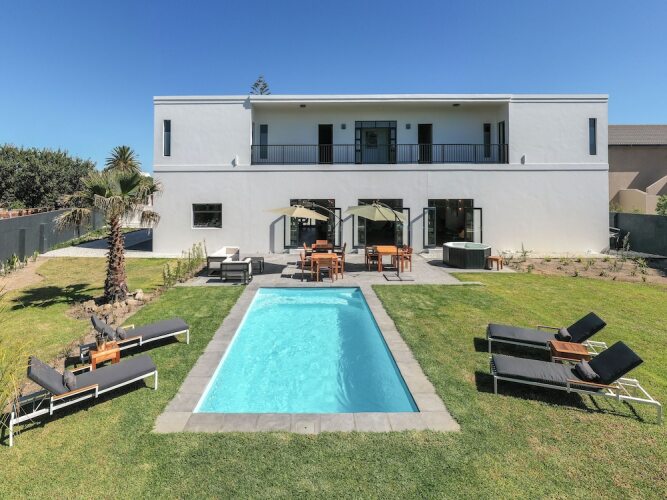 Glow Boutique Suites - Sandbaai