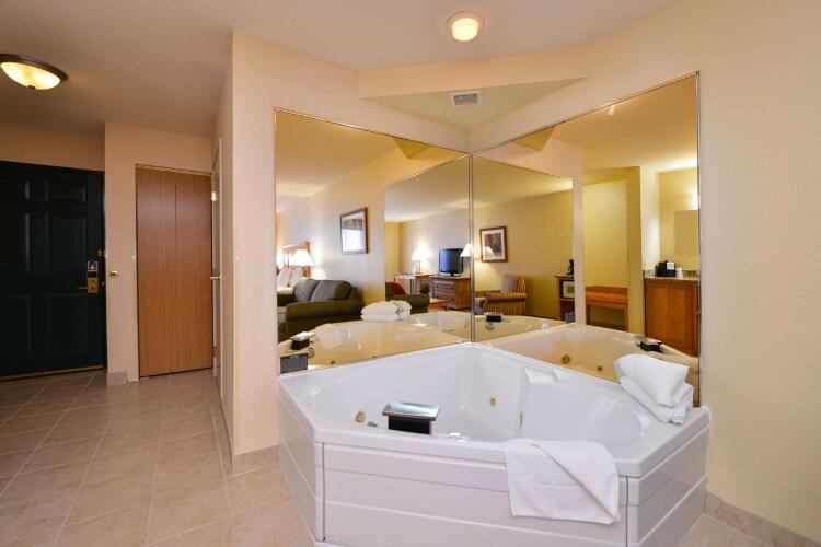 Duluth Inn & Suites Near Spirit Mountain - Duluth, MN