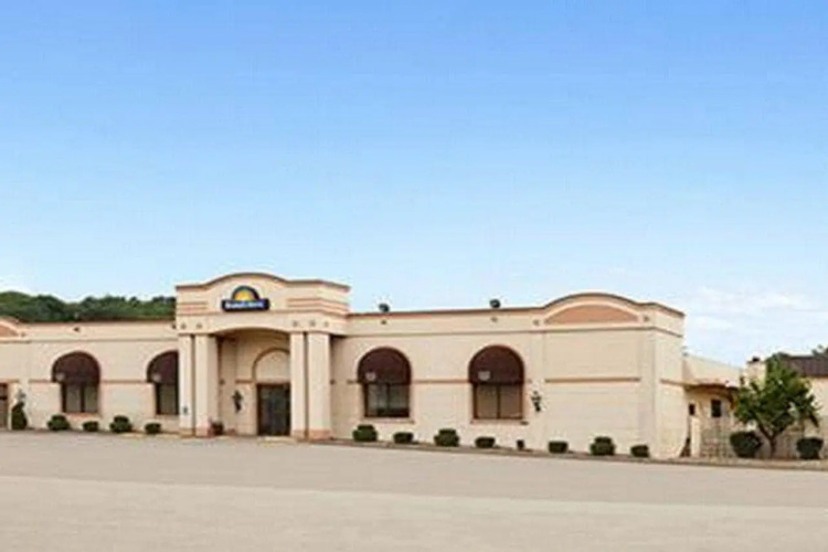 Days Inn By Wyndham Butler Conference Center - Butler, PA