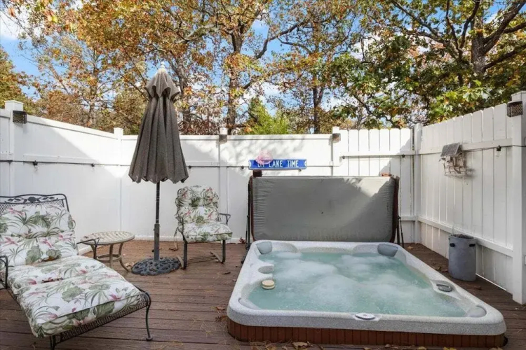 Six Suites With Hot Tubs, Private Jacuzzi Baths, Wooded Garden And Lake Access With Boat Slip - Lake Ozark, MO