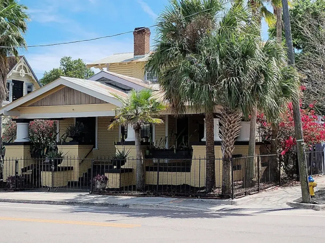 Palm Villa Hostel - Tampa, FL