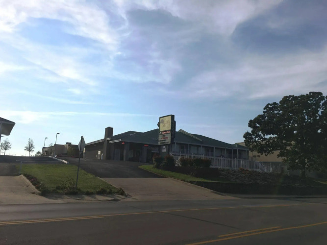 Oak Grove Inn - Missouri