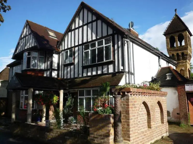 The Madonna Halley Hotel - Edgware