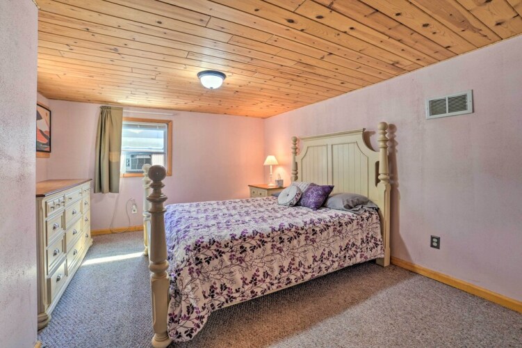 Charming Houghton Lake Cottage W/ Backyard! - Houghton Lake, MI