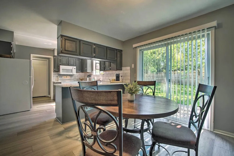 Modern Townhome W/ Fireplace: Near Stoll Park - Overland Park, KS