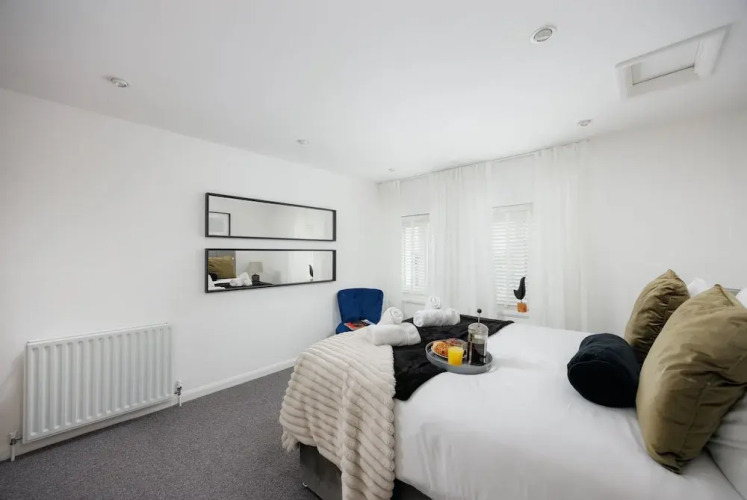 Modern 3 Bed Apartment - Parking - Home Park