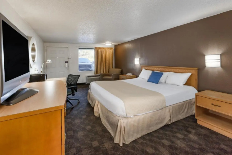 Motel 6 Flint - Flint, MI