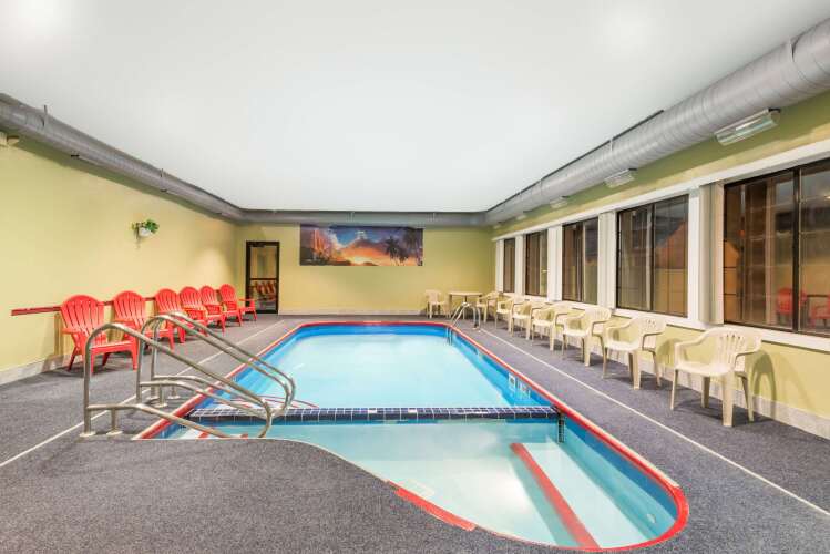 Days Inn & Suites By Wyndham Youngstown / Girard Ohio - Warren, OH