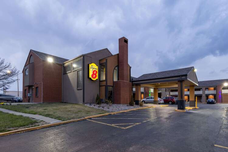Super 8 By Wyndham Kansas City Airport North - Kansas City