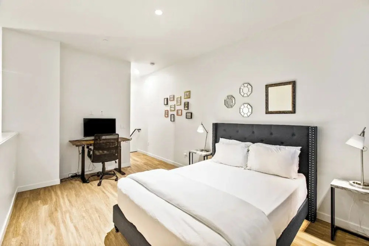 Posh Lofty Pad In Central Redmond - Redmond, WA