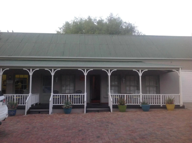 Housemartin Guest Lodge - De Rust