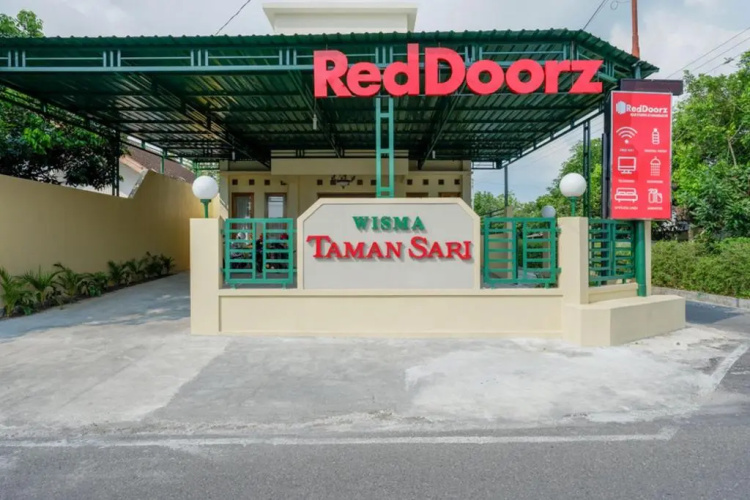 Reddoorz Near Stadion 45 Karanganyar - Karanganyar