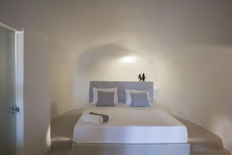 Oia Waves By Sv - Oia