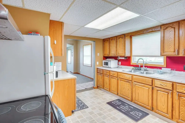 Serene Devils Lake House W/ Deck + Fire Pit! - Devils Lake, ND