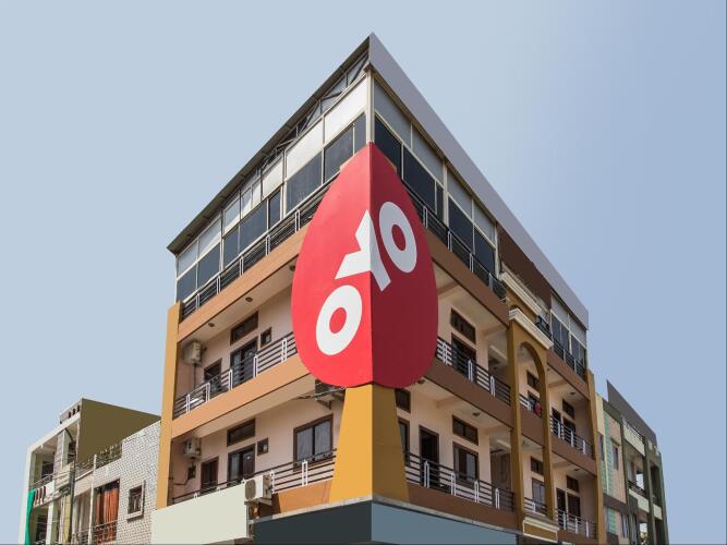 Oyo 12161 Hotel Madhur Inn - 印多爾