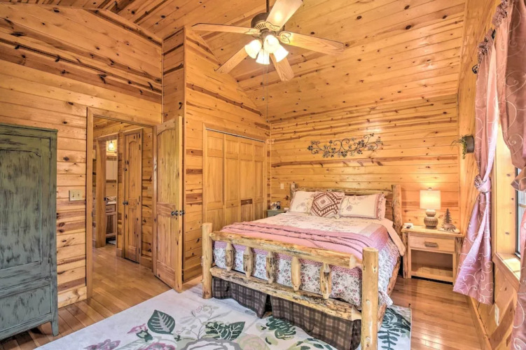 Cozy Hiawassee Cabin W/ Fire Pit & Mtn Views! - Hiawassee, GA