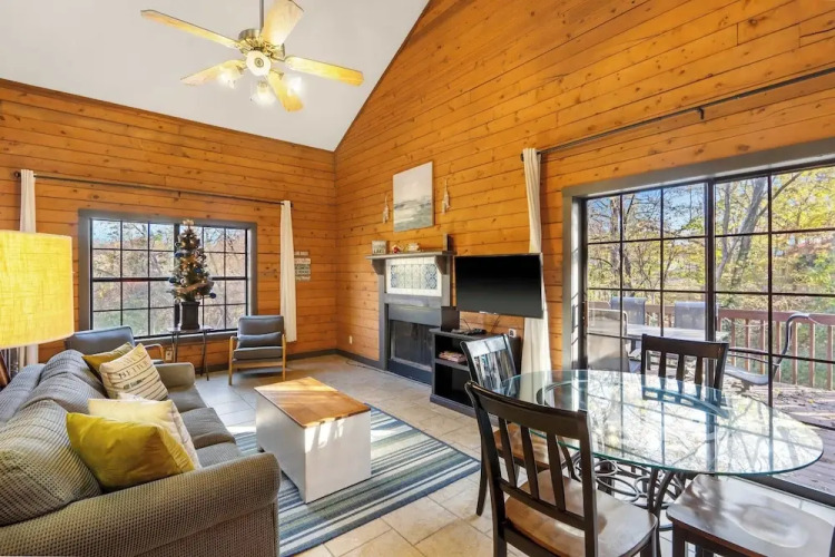 Rustic Shore Cabin Stay For 6 - Omaha, AR