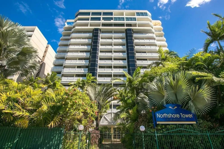 Luxury Pool Side Apartment In Beachfront Resort - Cairns